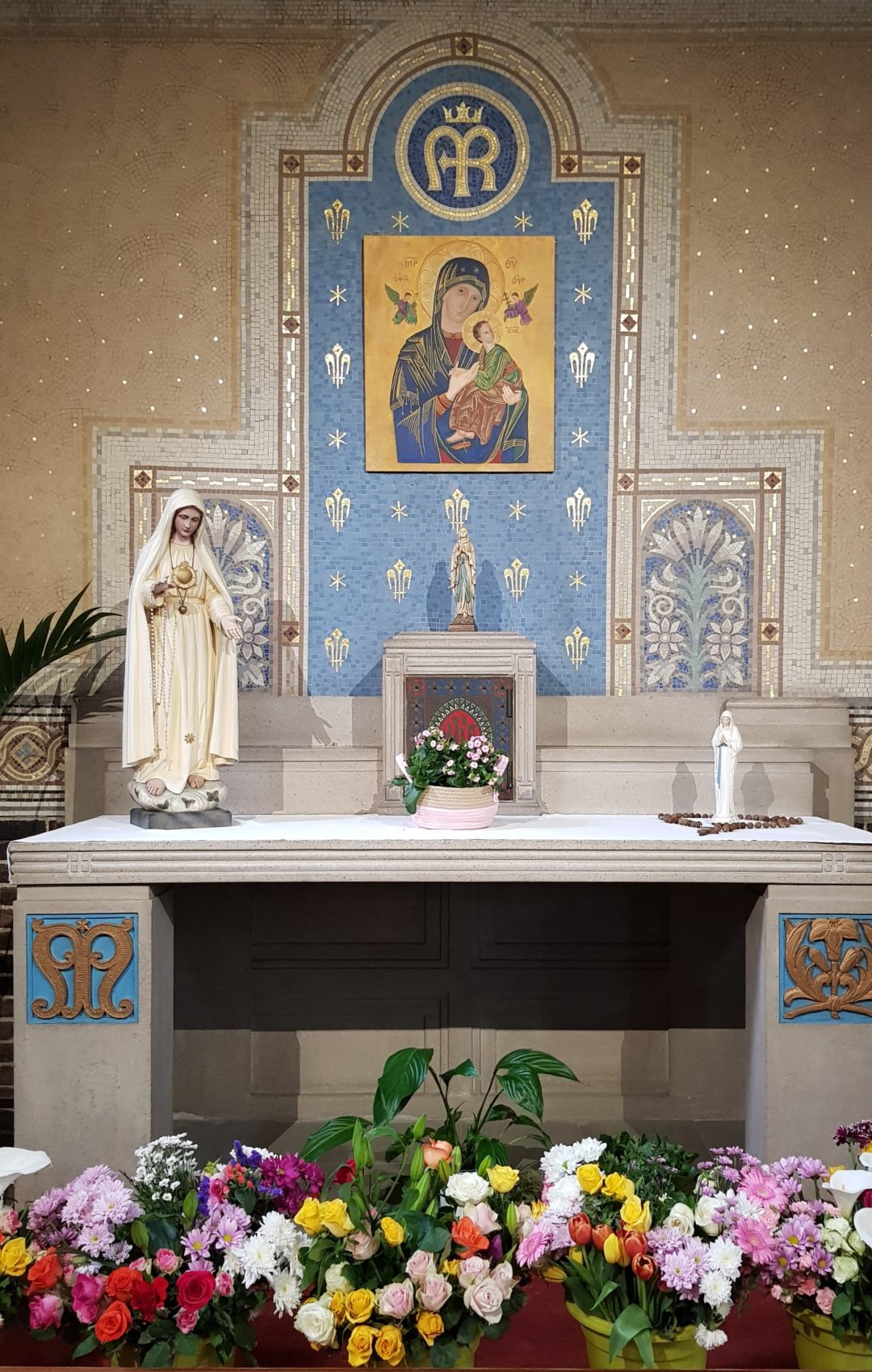 Presentation of Flowers for Flores de Maria Occasion | Hucknall ...